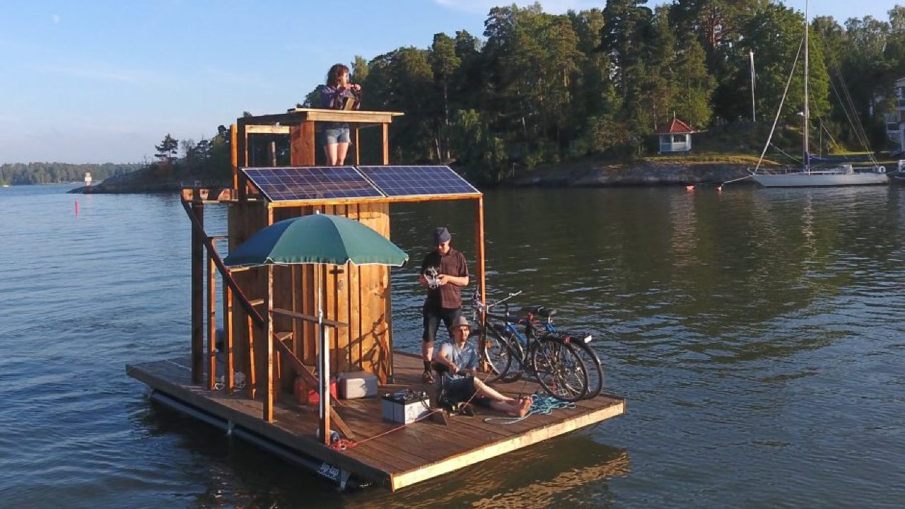 VIDEO | Un inventator finlandez și-a construit o saună plutitoare și ...