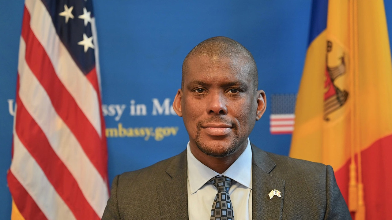 VIDEO | Ambasadorul al SUA în R. Moldova, Derek Hogan, vine cu un mesaj ...