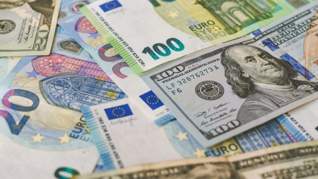 Euro și dolarul vor costa mai mult astăzi